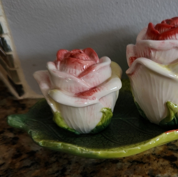 Corner Ruby | Kitchen | Corner Ruby Rose Shaped 3 Piece Salt Pepper ...